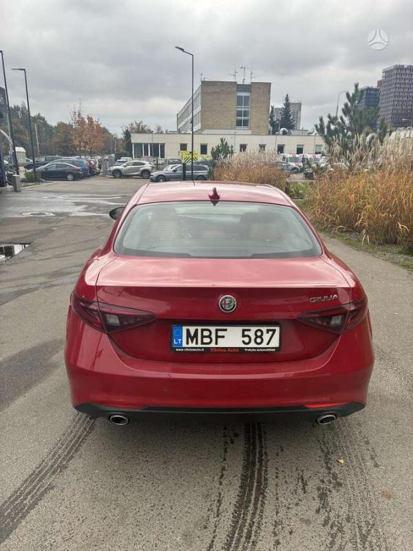 Red Alfa Romeo Giulia 2017 in Vilnius, with an engine capacity of 2.14 L and mileage of 268 thousand km for 10500 €, photo 4 on AUTOMOTO.COM.LV