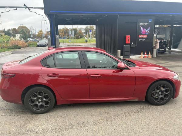 Red Alfa Romeo Giulia 2017 in Vilnius, with an engine capacity of 2.14 L and mileage of 268 thousand km for 10500 €, photo 5 on AUTOMOTO.COM.LV