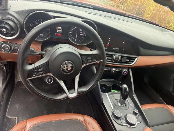 Red Alfa Romeo Giulia 2017 in Vilnius, with an engine capacity of 2.14 L and mileage of 268 thousand km for 10500 €, photo 7 on AUTOMOTO.COM.LV