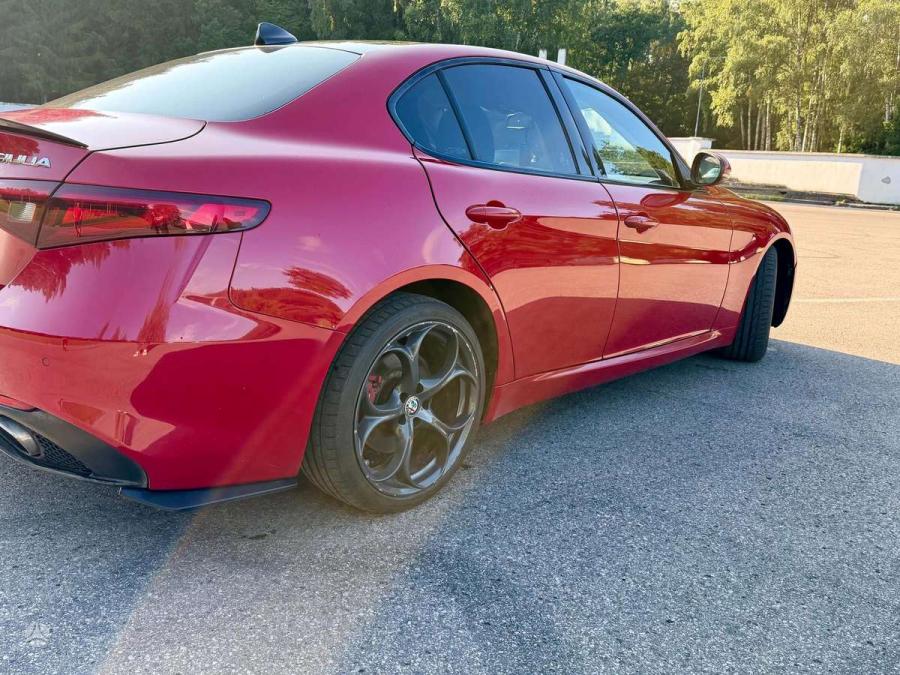 Sarkans Alfa Romeo Giulia 2018 Alīta, ar dzinēja tilpumu 2.00 L un nobraukumu 174 tūkst. km par 19000 €, foto 3 vietnē AUTOMOTO.COM.LV