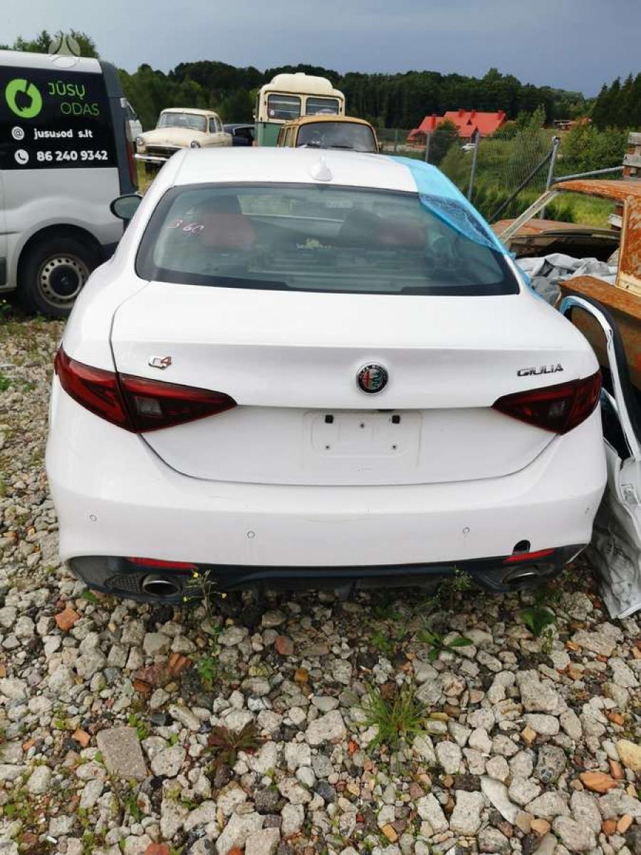 Alfa Romeo Giulia 2017 Klaipėda, ar dzinēja tilpumu 2.00 L un nobraukumu 86 tūkst. km par 9500 €, foto 3 vietnē AUTOMOTO.COM.LV