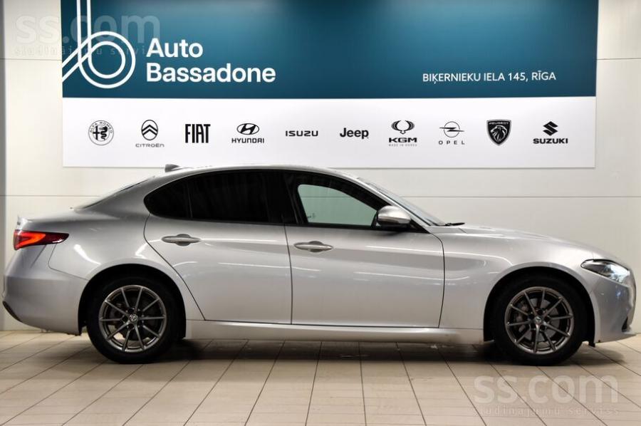Alfa Romeo Giulia 2021 in Riga, with an engine capacity of 2.00 L and mileage of 101 thousand km for 19990 €, photo 5 on AUTOMOTO.COM.LV