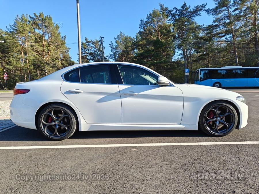 Balts Alfa Romeo Giulia 2016 Tallina, ar dzinēja tilpumu 2.10 L un nobraukumu 115 tūkst. km par 15999 €, foto 7 vietnē AUTOMOTO.COM.LV