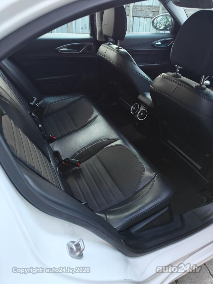 Balts Alfa Romeo Giulia 2016 Tallina, ar dzinēja tilpumu 2.10 L un nobraukumu 115 tūkst. km par 15999 €, foto 14 vietnē AUTOMOTO.COM.LV