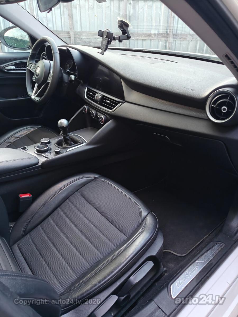 Balts Alfa Romeo Giulia 2016 Tallina, ar dzinēja tilpumu 2.10 L un nobraukumu 115 tūkst. km par 15999 €, foto 16 vietnē AUTOMOTO.COM.LV