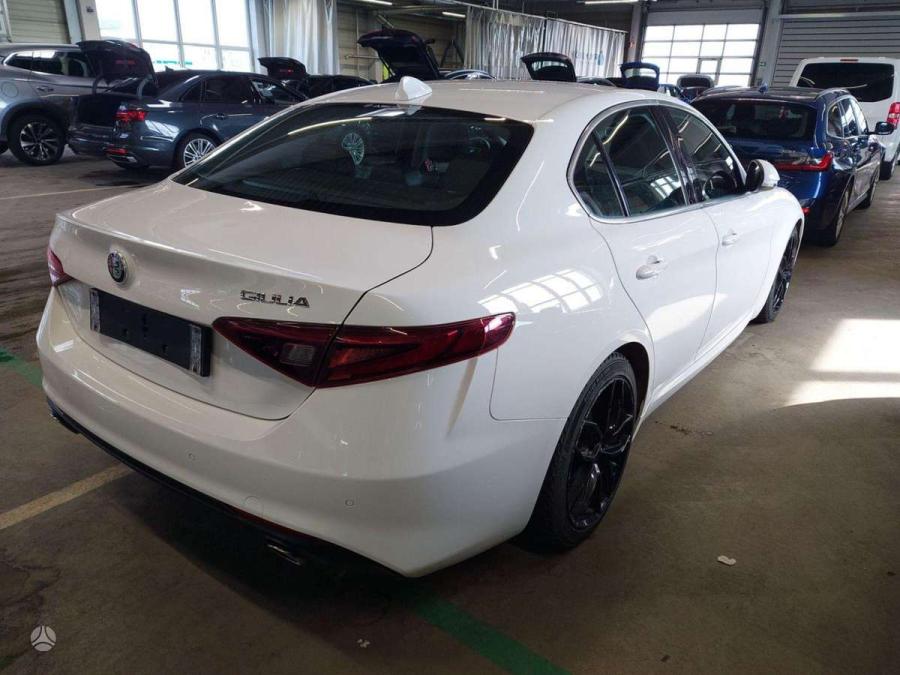 Balts Alfa Romeo Giulia 2016 Kauņa, ar dzinēja tilpumu 2.14 L un nobraukumu 95 tūkst. km par 12550 €, foto 5 vietnē AUTOMOTO.COM.LV