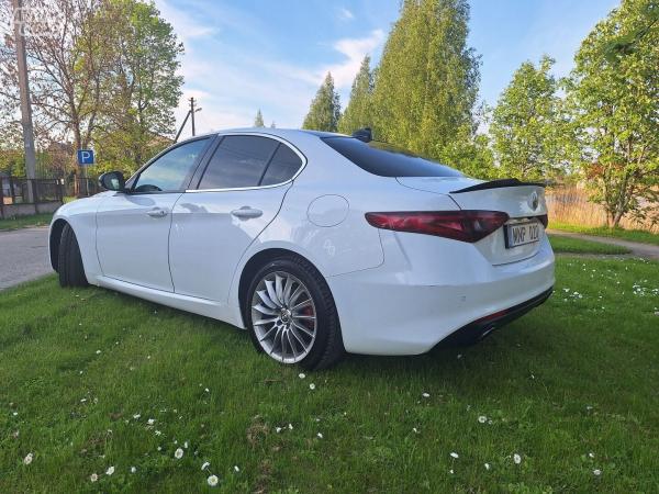 White Alfa Romeo Giulia 2017 in Ignalina, with an engine capacity of 2.10 L and mileage of 240 thousand km for 6750 €, photo 5 on AUTOMOTO.COM.LV