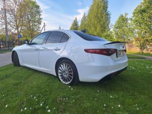 White Alfa Romeo Giulia 2017 in Ignalina, with an engine capacity of 2.10 L and mileage of 240 thousand km for 6750 €, photo 6 on AUTOMOTO.COM.LV