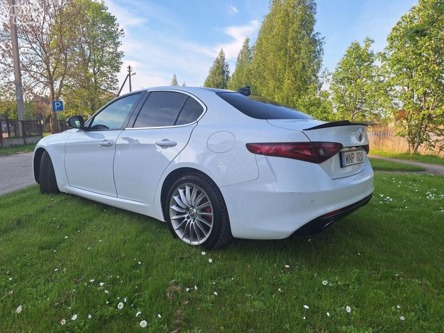 White Alfa Romeo Giulia 2017 in Ignalina, with an engine capacity of 2.10 L and mileage of 240 thousand km for 6750 €, photo 6 on AUTOMOTO.COM.LV