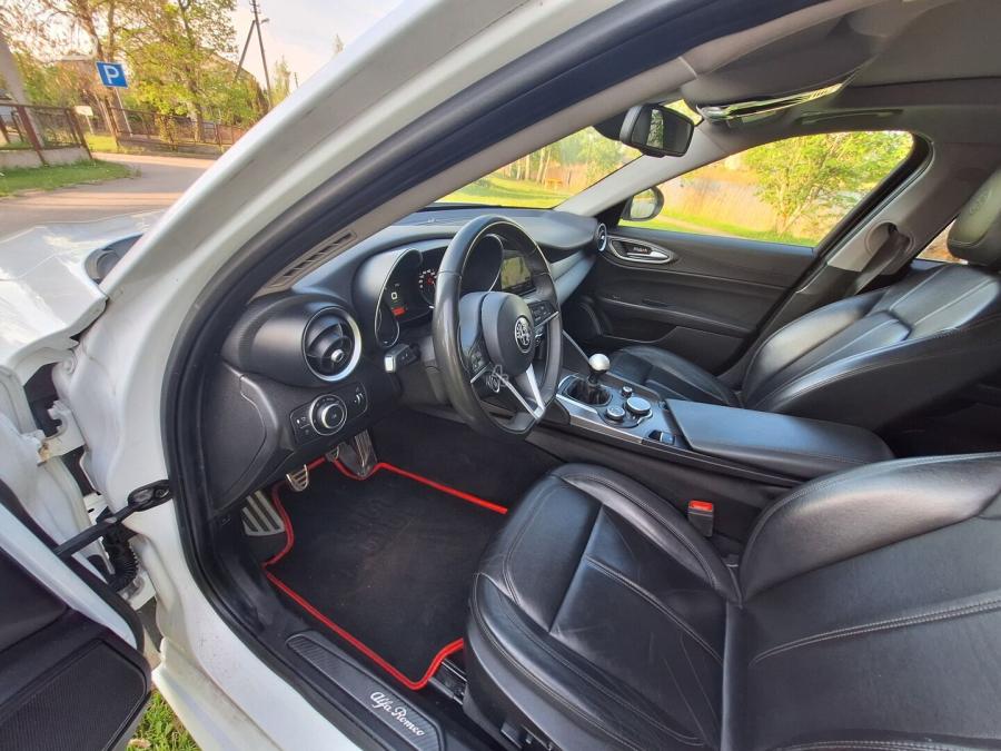White Alfa Romeo Giulia 2017 in Ignalina, with an engine capacity of 2.10 L and mileage of 240 thousand km for 6750 €, photo 15 on AUTOMOTO.COM.LV