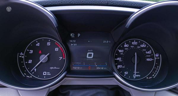 Balts Alfa Romeo Giulia 2018 Šauļi, ar dzinēja tilpumu 2.00 L un nobraukumu 71 tūkst. km par 21400 €, foto 8 vietnē AUTOMOTO.COM.LV