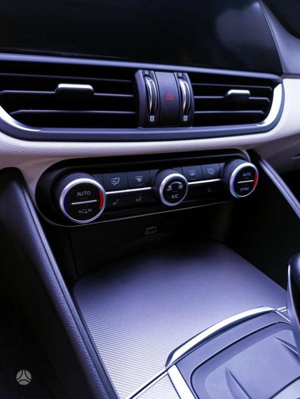 Balts Alfa Romeo Giulia 2018 Šauļi, ar dzinēja tilpumu 2.00 L un nobraukumu 71 tūkst. km par 21400 €, foto 10 vietnē AUTOMOTO.COM.LV