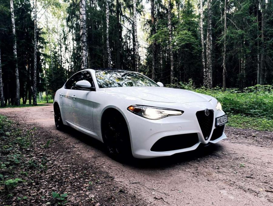 White Alfa Romeo Giulia 2018 in Siauliai, with an engine capacity of 2.00 L and mileage of 71 thousand km for 21400 €, photo 4 on AUTOMOTO.COM.LV