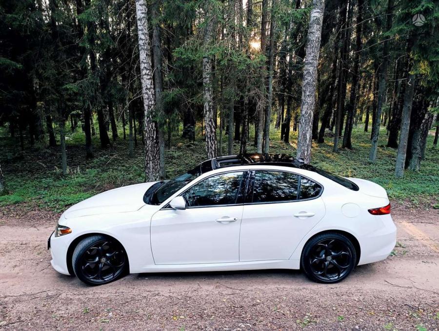 White Alfa Romeo Giulia 2018 in Siauliai, with an engine capacity of 2.00 L and mileage of 71 thousand km for 21400 €, photo 7 on AUTOMOTO.COM.LV