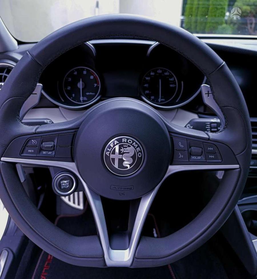 White Alfa Romeo Giulia 2018 in Siauliai, with an engine capacity of 2.00 L and mileage of 71 thousand km for 21400 €, photo 8 on AUTOMOTO.COM.LV