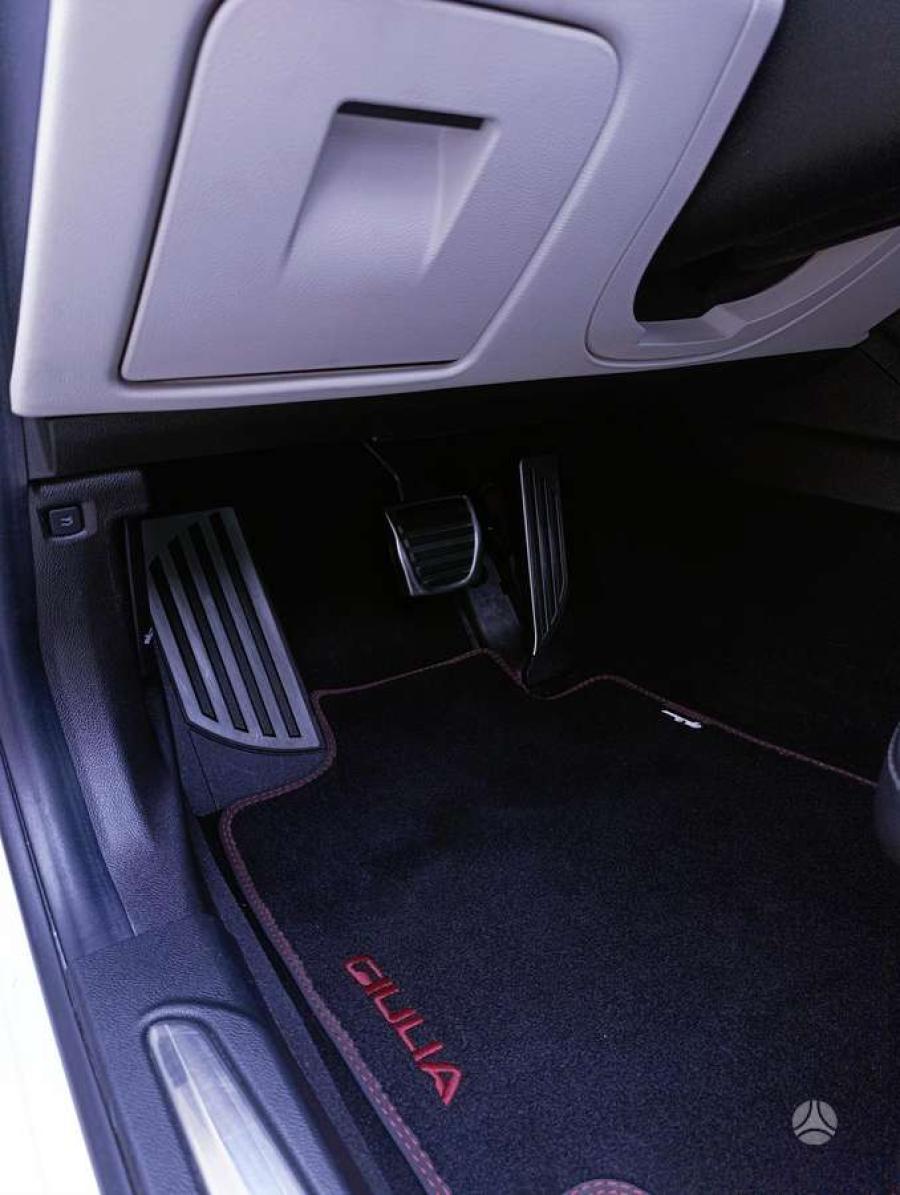 White Alfa Romeo Giulia 2018 in Siauliai, with an engine capacity of 2.00 L and mileage of 71 thousand km for 21400 €, photo 10 on AUTOMOTO.COM.LV
