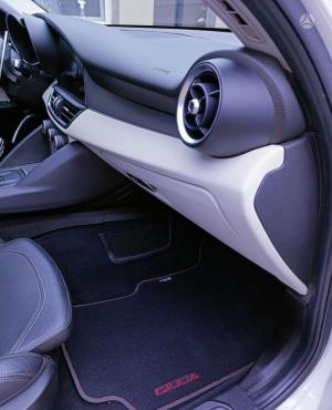 White Alfa Romeo Giulia 2018 in Siauliai, with an engine capacity of 2.00 L and mileage of 71 thousand km for 21400 €, photo 12 on AUTOMOTO.COM.LV