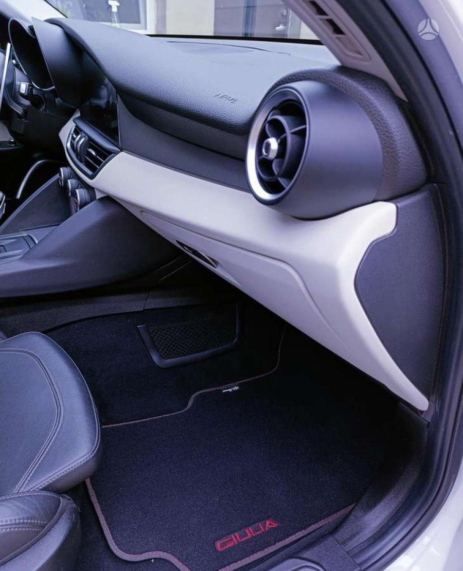 White Alfa Romeo Giulia 2018 in Siauliai, with an engine capacity of 2.00 L and mileage of 71 thousand km for 21400 €, photo 12 on AUTOMOTO.COM.LV
