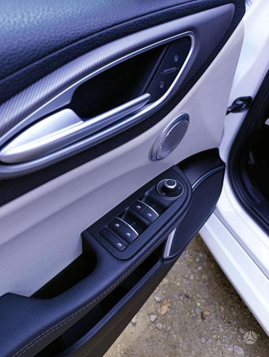 White Alfa Romeo Giulia 2018 in Siauliai, with an engine capacity of 2.00 L and mileage of 71 thousand km for 21400 €, photo 13 on AUTOMOTO.COM.LV