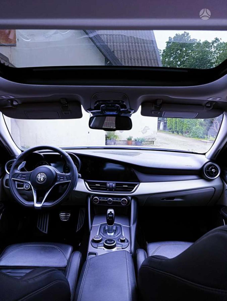 White Alfa Romeo Giulia 2018 in Siauliai, with an engine capacity of 2.00 L and mileage of 71 thousand km for 21400 €, photo 17 on AUTOMOTO.COM.LV