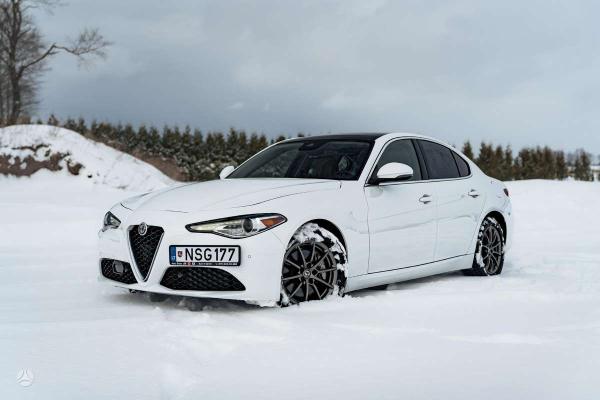 Balts Alfa Romeo Giulia 2020 Klaipėda, ar dzinēja tilpumu 2.00 L un nobraukumu 42 tūkst. km par 19900 €, foto 1 vietnē AUTOMOTO.COM.LV