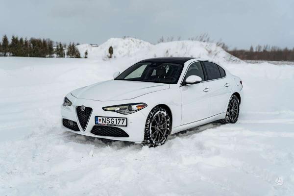 Balts Alfa Romeo Giulia 2020 Klaipėda, ar dzinēja tilpumu 2.00 L un nobraukumu 42 tūkst. km par 19900 €, foto 4 vietnē AUTOMOTO.COM.LV