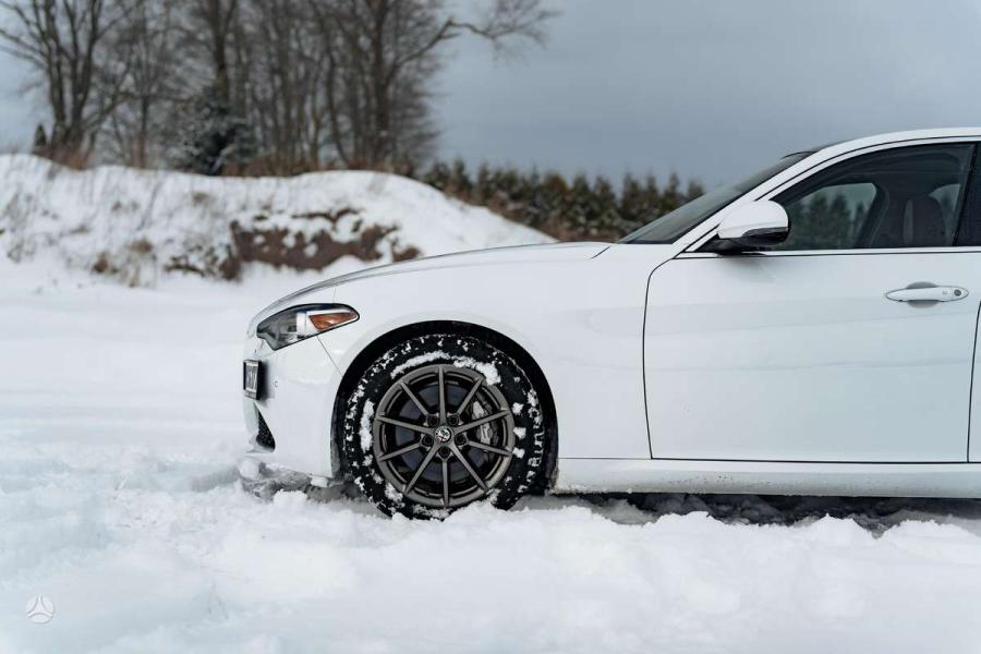 White Alfa Romeo Giulia 2020 in Klaipeda, with an engine capacity of 2.00 L and mileage of 42 thousand km for 19900 €, photo 12 on AUTOMOTO.COM.LV