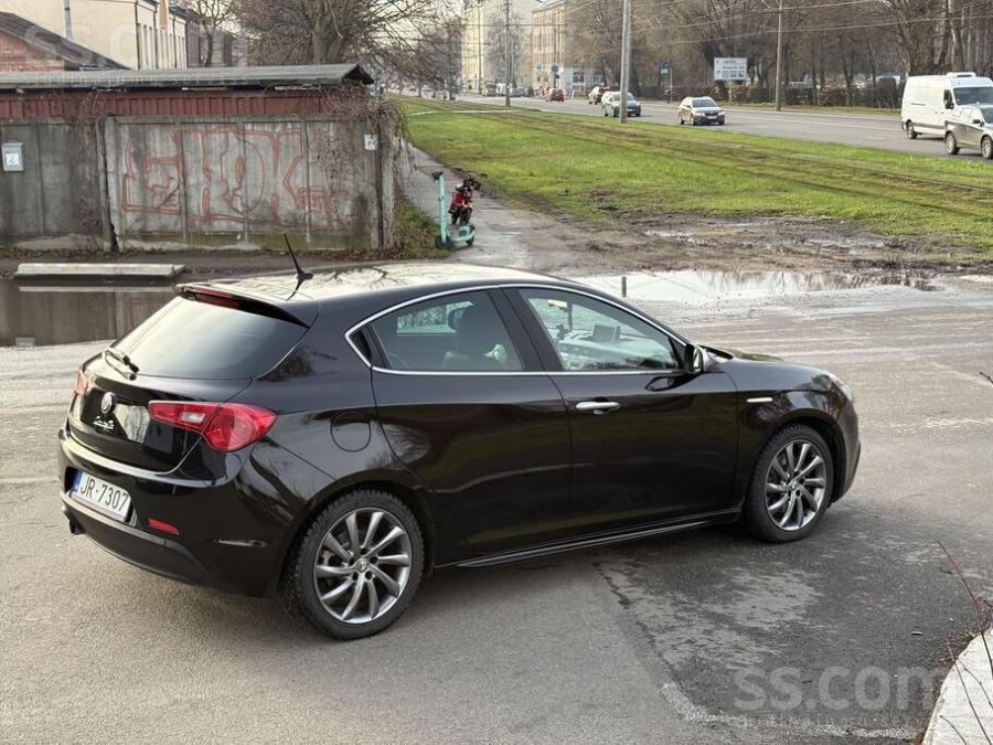 Melns Alfa Romeo Giulietta 2010 Rīga, ar dzinēja tilpumu 1.60 L un nobraukumu 324 tūkst. km par 3300 €, foto 7 vietnē AUTOMOTO.COM.LV