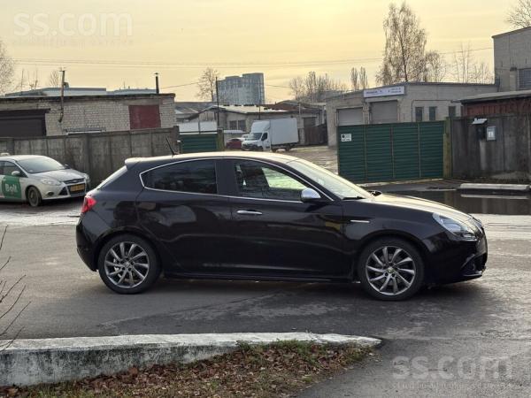 Black Alfa Romeo Giulietta 2010 in Riga, with an engine capacity of 1.60 L and mileage of 324 thousand km for 3300 €, photo 8 on AUTOMOTO.COM.LV