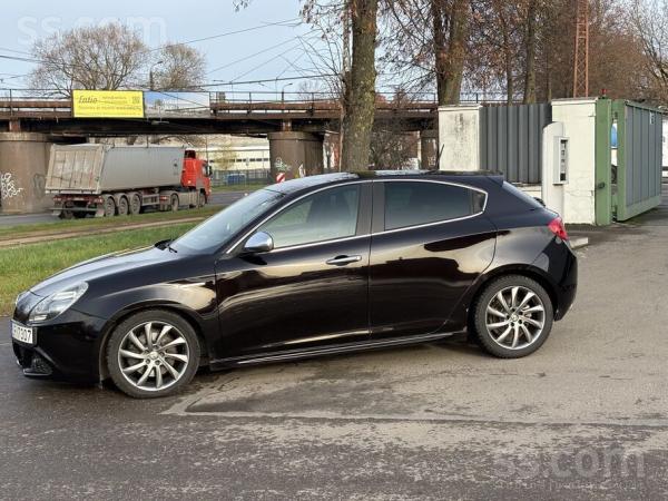 Black Alfa Romeo Giulietta 2010 in Riga, with an engine capacity of 1.60 L and mileage of 324 thousand km for 3300 €, photo 9 on AUTOMOTO.COM.LV