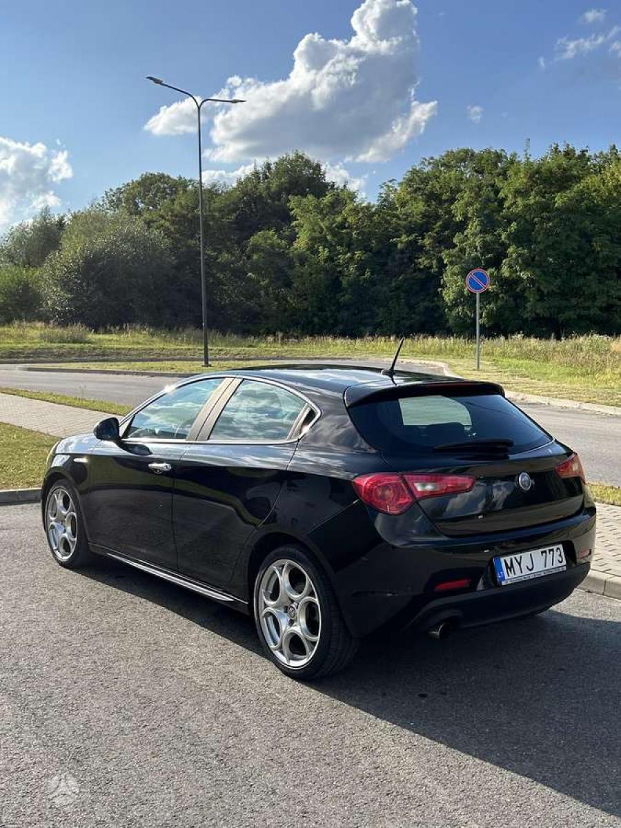 Melns Alfa Romeo Giulietta 2010 Kauņa, ar dzinēja tilpumu 1.37 L un nobraukumu 167 tūkst. km par 3990 €, foto 4 vietnē AUTOMOTO.COM.LV