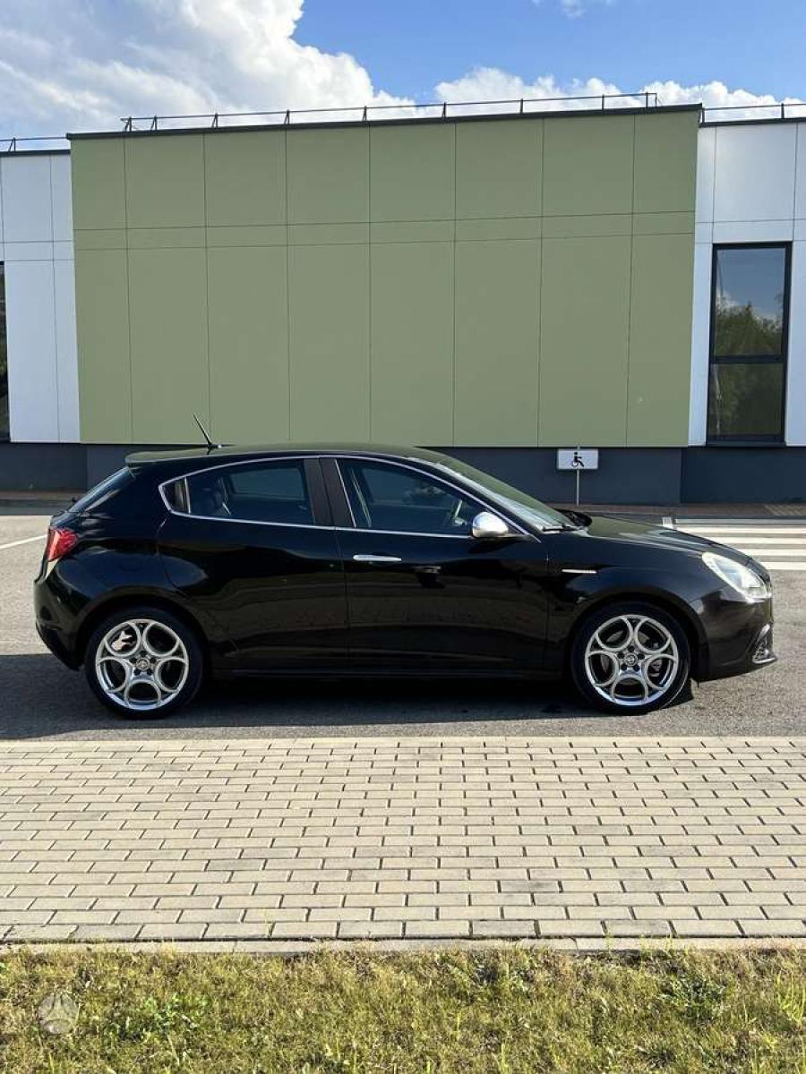 Melns Alfa Romeo Giulietta 2010 Kauņa, ar dzinēja tilpumu 1.37 L un nobraukumu 167 tūkst. km par 3990 €, foto 7 vietnē AUTOMOTO.COM.LV