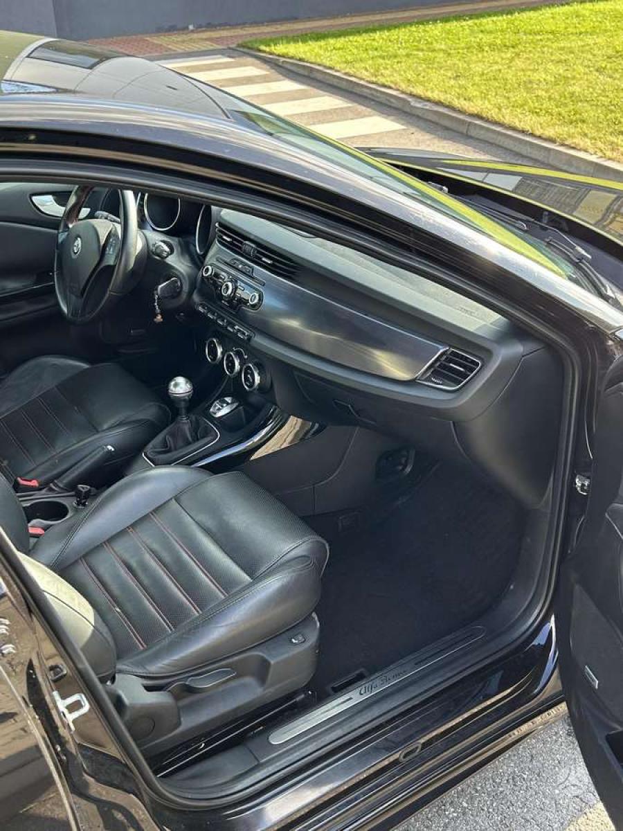 Melns Alfa Romeo Giulietta 2010 Kauņa, ar dzinēja tilpumu 1.37 L un nobraukumu 167 tūkst. km par 3990 €, foto 12 vietnē AUTOMOTO.COM.LV