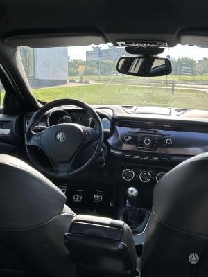 Melns Alfa Romeo Giulietta 2010 Kauņa, ar dzinēja tilpumu 1.37 L un nobraukumu 167 tūkst. km par 3990 €, foto 16 vietnē AUTOMOTO.COM.LV
