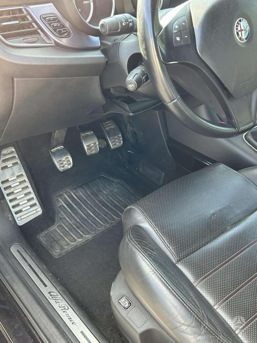 Melns Alfa Romeo Giulietta 2010 Kauņa, ar dzinēja tilpumu 1.37 L un nobraukumu 167 tūkst. km par 3990 €, foto 18 vietnē AUTOMOTO.COM.LV