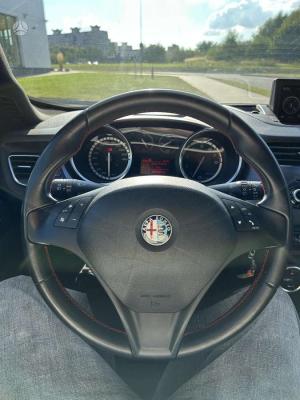 Melns Alfa Romeo Giulietta 2010 Kauņa, ar dzinēja tilpumu 1.37 L un nobraukumu 167 tūkst. km par 3990 €, foto 20 vietnē AUTOMOTO.COM.LV