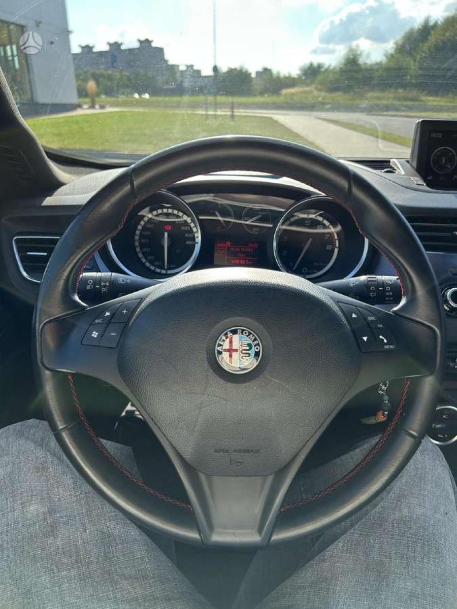Melns Alfa Romeo Giulietta 2010 Kauņa, ar dzinēja tilpumu 1.37 L un nobraukumu 167 tūkst. km par 3990 €, foto 20 vietnē AUTOMOTO.COM.LV