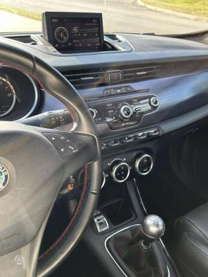 Melns Alfa Romeo Giulietta 2010 Kauņa, ar dzinēja tilpumu 1.37 L un nobraukumu 167 tūkst. km par 3990 €, foto 21 vietnē AUTOMOTO.COM.LV