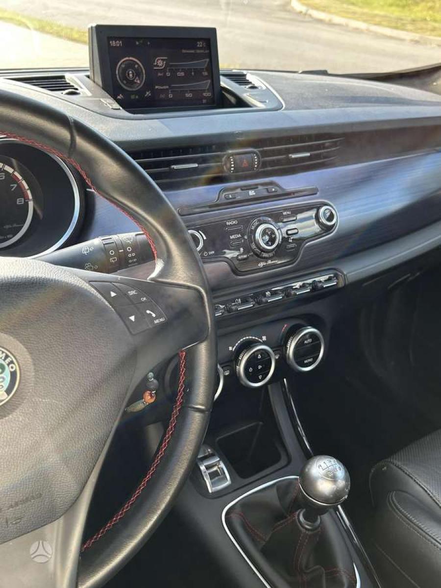 Melns Alfa Romeo Giulietta 2010 Kauņa, ar dzinēja tilpumu 1.37 L un nobraukumu 167 tūkst. km par 3990 €, foto 21 vietnē AUTOMOTO.COM.LV