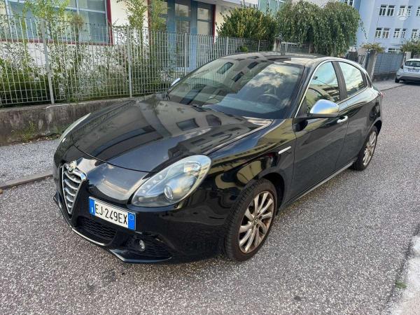 Black Alfa Romeo Giulietta 2011 in Kaunas, with an engine capacity of 2.00 L and mileage of 200 thousand km for 2950 €, photo 3 on AUTOMOTO.COM.LV