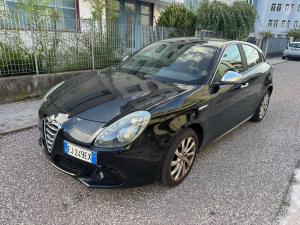 Black Alfa Romeo Giulietta 2011 in Kaunas, with an engine capacity of 2.00 L and mileage of 200 thousand km for 2950 €, photo 3 on AUTOMOTO.COM.LV
