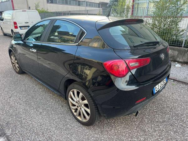 Black Alfa Romeo Giulietta 2011 in Kaunas, with an engine capacity of 2.00 L and mileage of 200 thousand km for 2950 €, photo 4 on AUTOMOTO.COM.LV