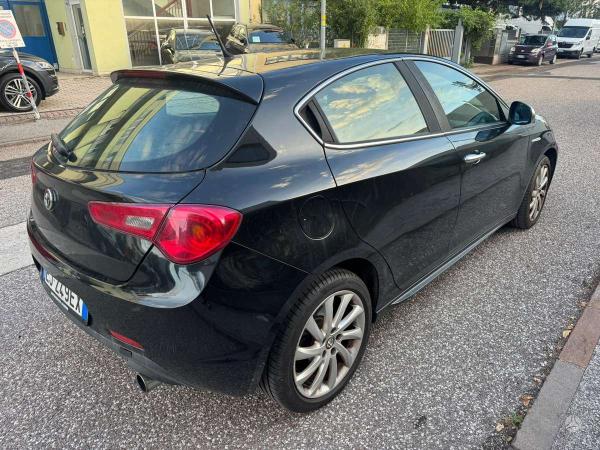 Black Alfa Romeo Giulietta 2011 in Kaunas, with an engine capacity of 2.00 L and mileage of 200 thousand km for 2950 €, photo 5 on AUTOMOTO.COM.LV