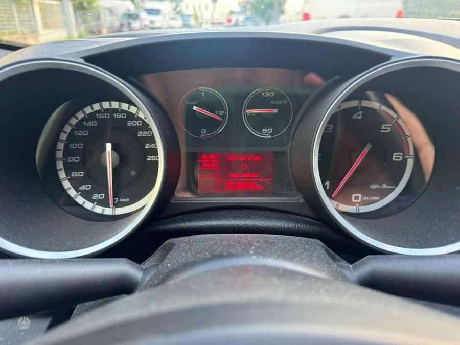 Black Alfa Romeo Giulietta 2011 in Kaunas, with an engine capacity of 2.00 L and mileage of 200 thousand km for 2950 €, photo 8 on AUTOMOTO.COM.LV