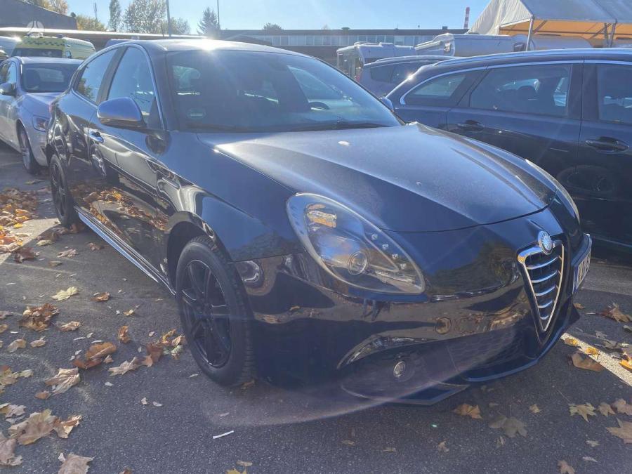 Black Alfa Romeo Giulietta 2012 in Klaipeda, with an engine capacity of 1.96 L and mileage of 216 thousand km for 4850 €, photo 3 on AUTOMOTO.COM.LV