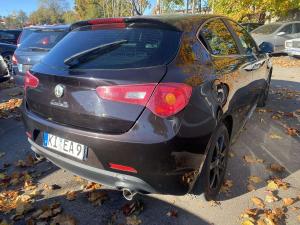 Black Alfa Romeo Giulietta 2012 in Klaipeda, with an engine capacity of 1.96 L and mileage of 216 thousand km for 4850 €, photo 4 on AUTOMOTO.COM.LV