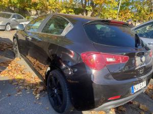Black Alfa Romeo Giulietta 2012 in Klaipeda, with an engine capacity of 1.96 L and mileage of 216 thousand km for 4850 €, photo 5 on AUTOMOTO.COM.LV