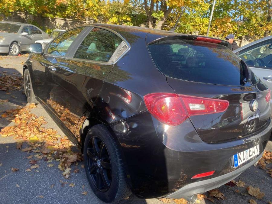 Black Alfa Romeo Giulietta 2012 in Klaipeda, with an engine capacity of 1.96 L and mileage of 216 thousand km for 4850 €, photo 5 on AUTOMOTO.COM.LV