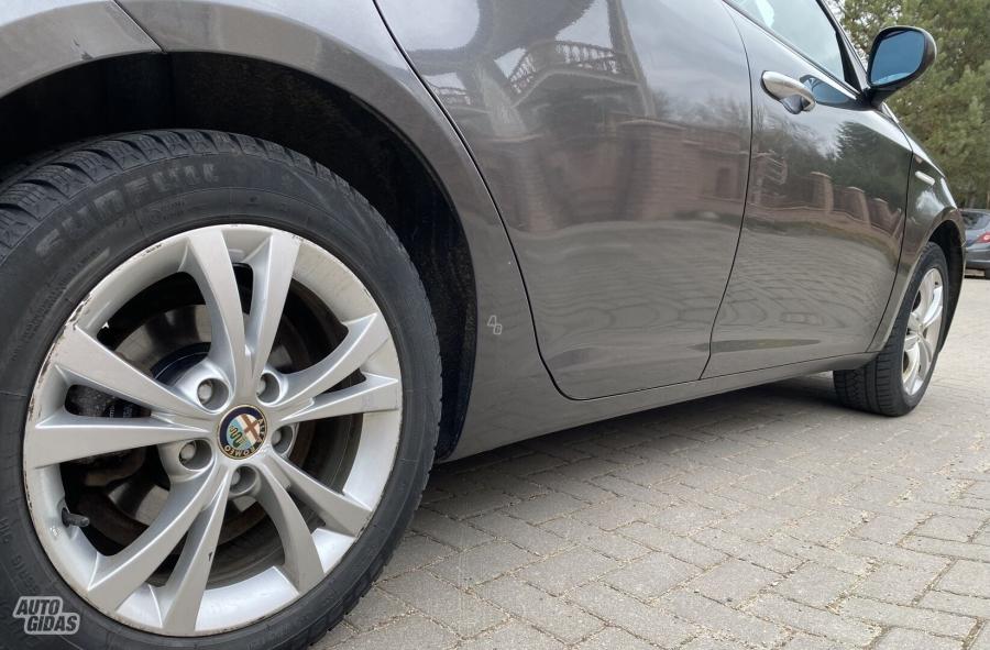 Brūns Alfa Romeo Giulietta 2011 Viļņa, ar dzinēja tilpumu 1.40 L un nobraukumu 228 tūkst. km par 1850 €, foto 11 vietnē AUTOMOTO.COM.LV