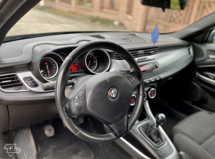 Brūns Alfa Romeo Giulietta 2011 Viļņa, ar dzinēja tilpumu 1.40 L un nobraukumu 228 tūkst. km par 1850 €, foto 13 vietnē AUTOMOTO.COM.LV